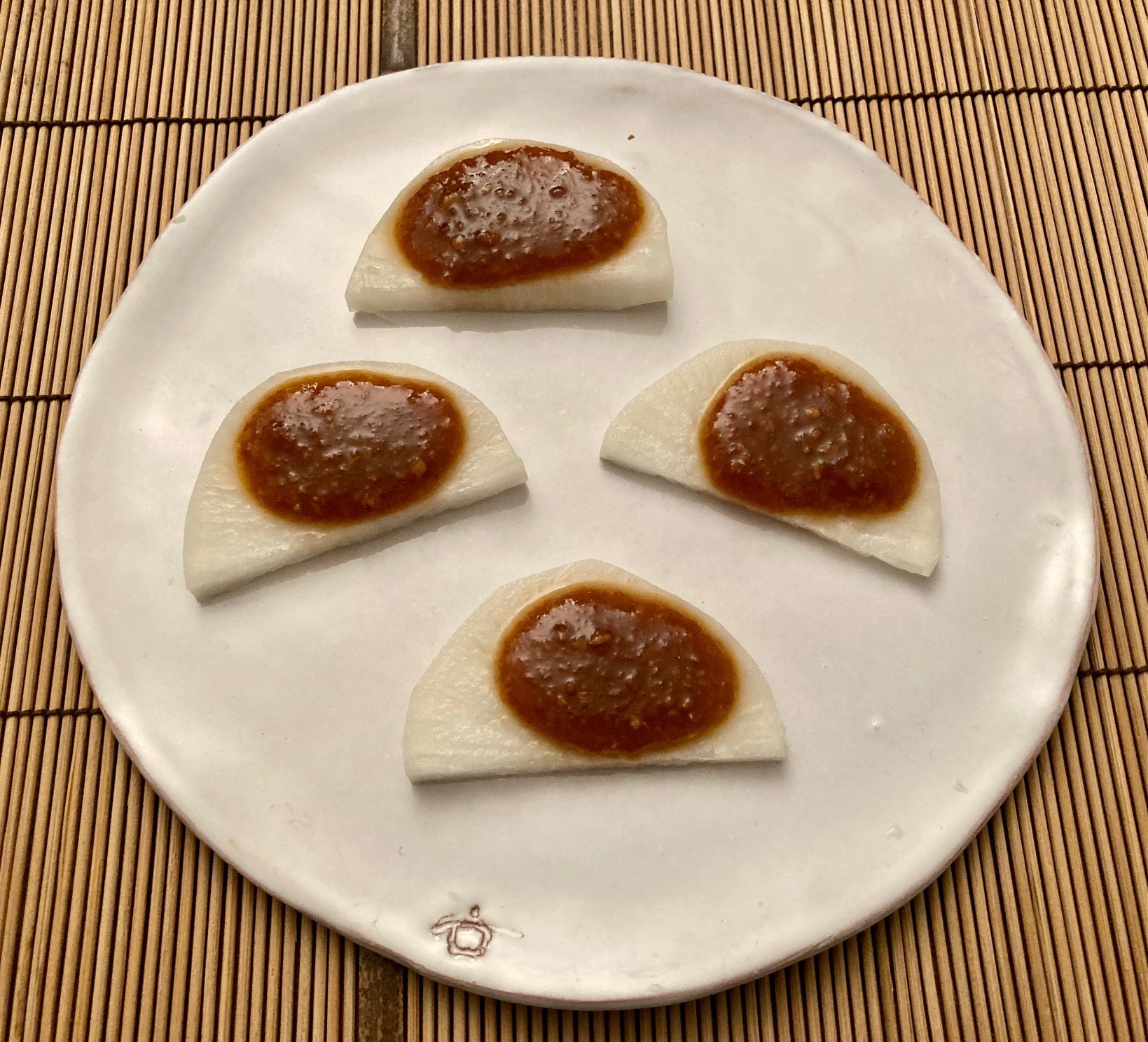 Canapés de Daikon à la sauce Miso, pour l'apéro en hiver